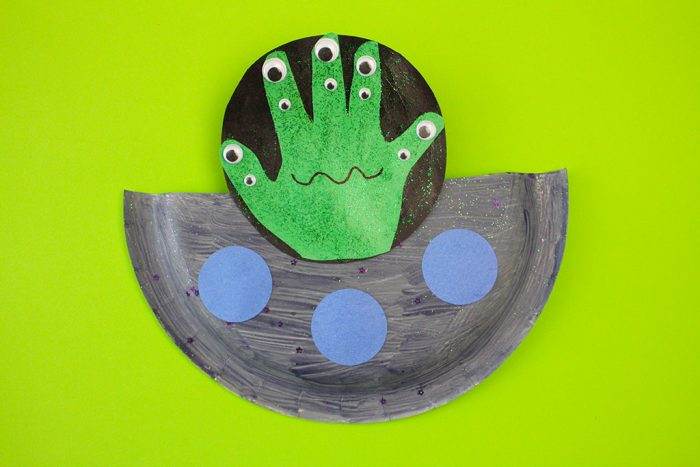 UFO Paper Plate Craft - The Crafting Chicks