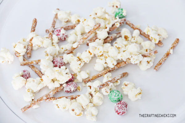 Santa Popcorn Snack Mix with Free Printable Tag - The Crafting Chicks