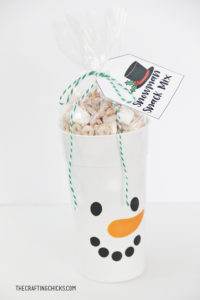 Snowman Snack Mix and Free Gift Tag - The Crafting Chicks