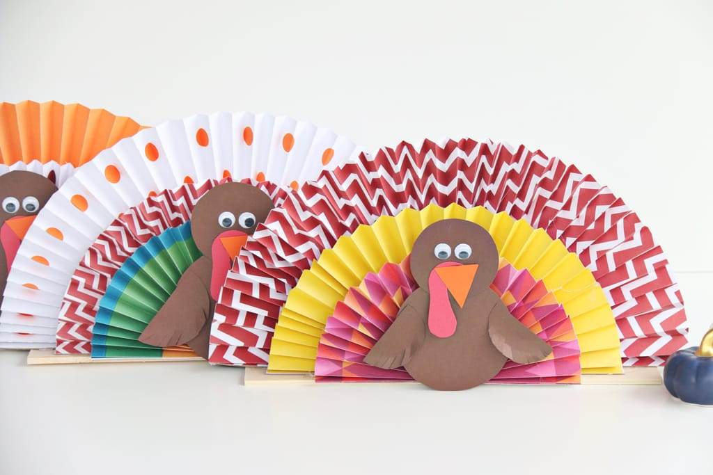 Paper Fan Turkey Craft - The Crafting Chicks